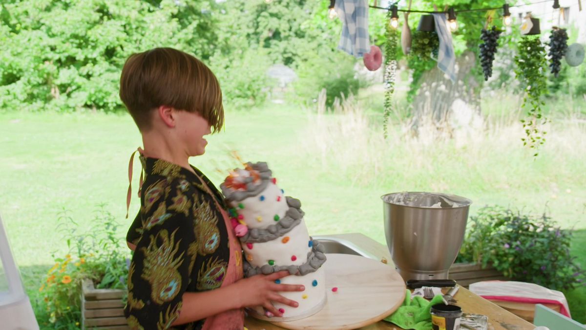 Finale van Junior Bake Off zorgt voor stress en tranen in de baktent ...