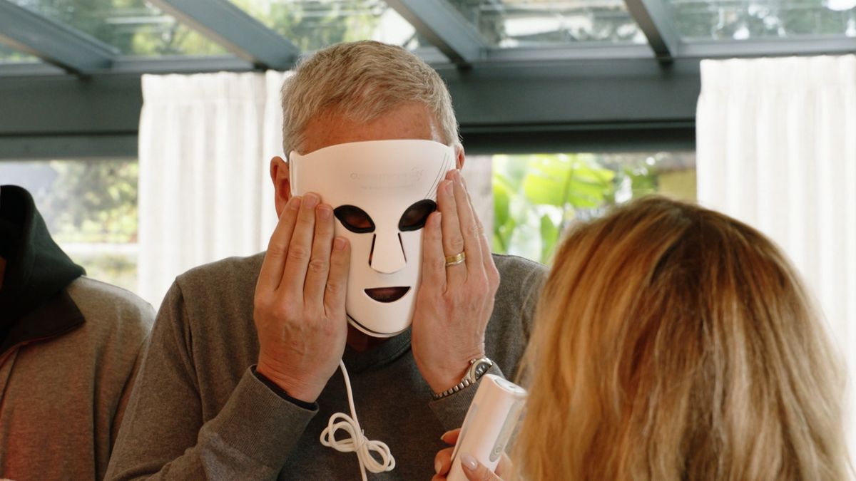 Ellen koopt lichtmasker voor Gert zijn huidvlekken: "Je moet dat een ...